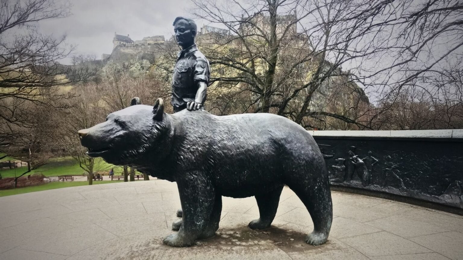 Wojtek the bear: Carried Shells and enjoyed his beer - Interessia Magazine